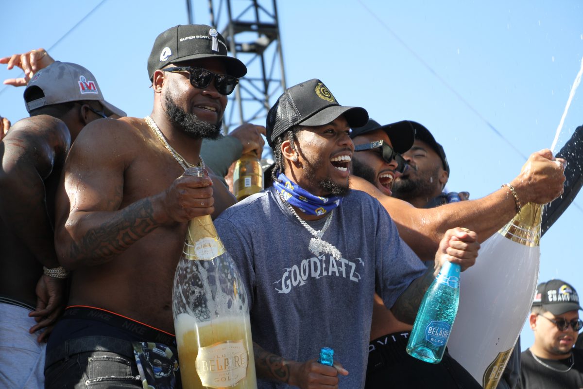 L. A. Rams Party with Fans at Super Bowl Parade – Pace News